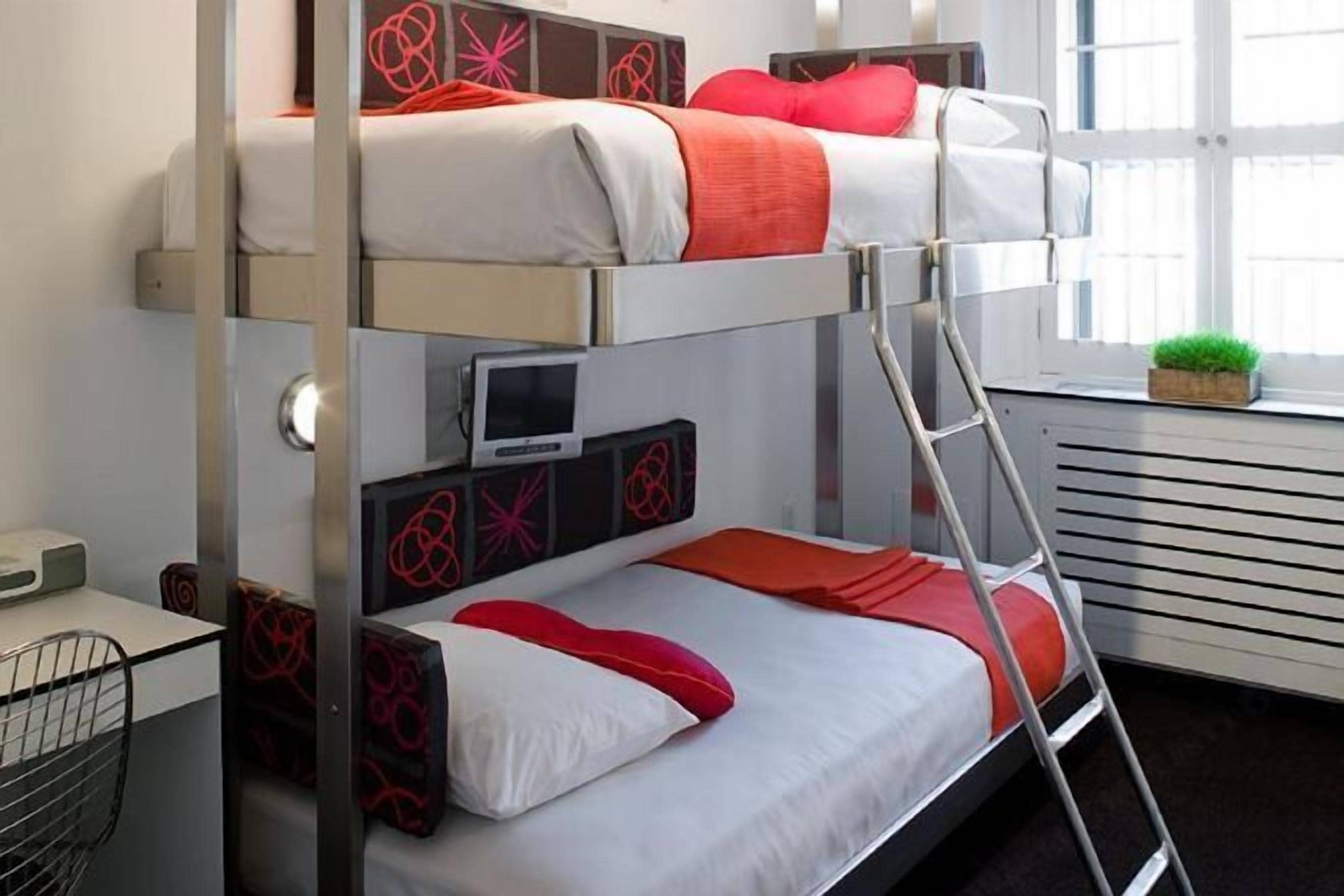 Roupas de cama premium, cofres nos quartos, escrivaninha