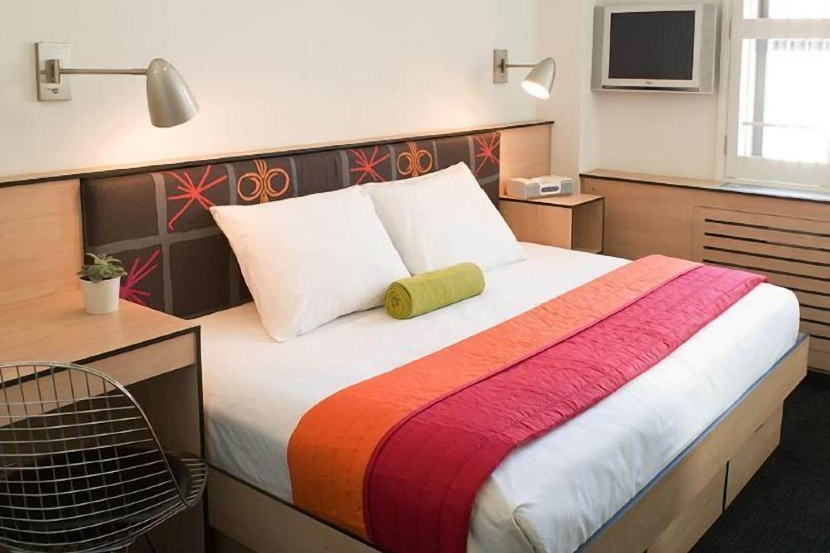 Roupas de cama premium, cofres nos quartos, escrivaninha