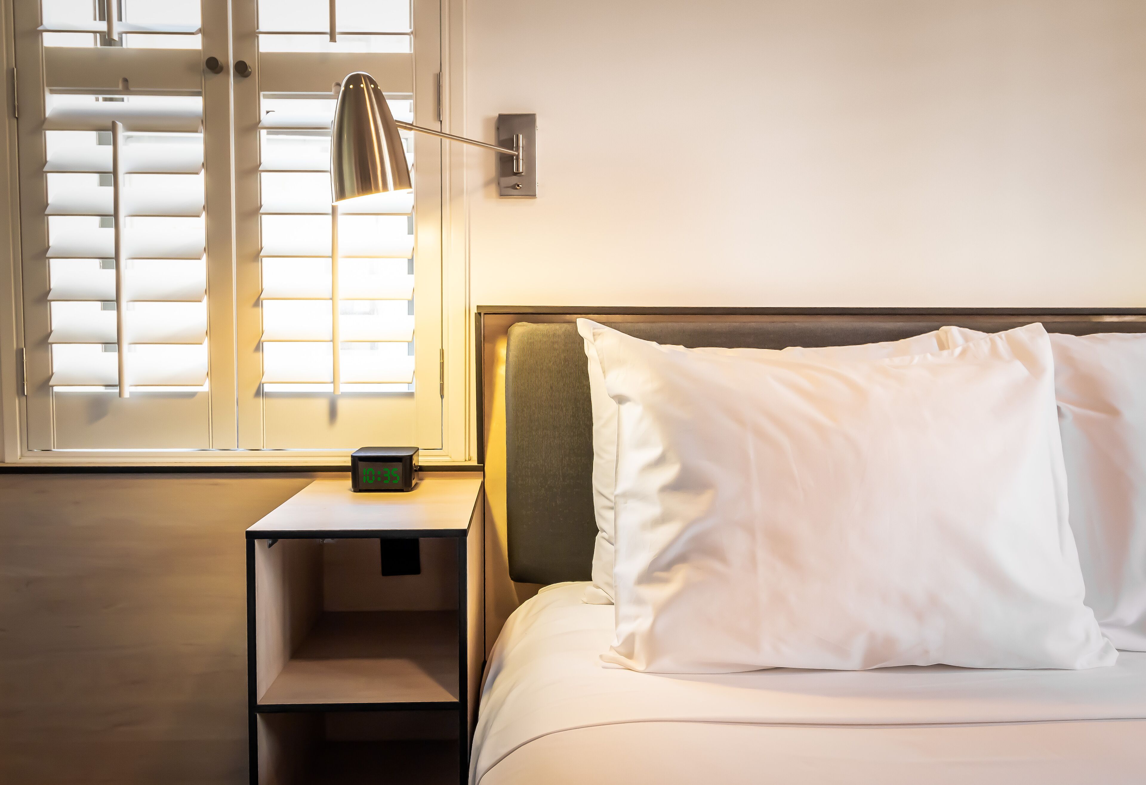 Roupas de cama premium, cofres nos quartos, escrivaninha