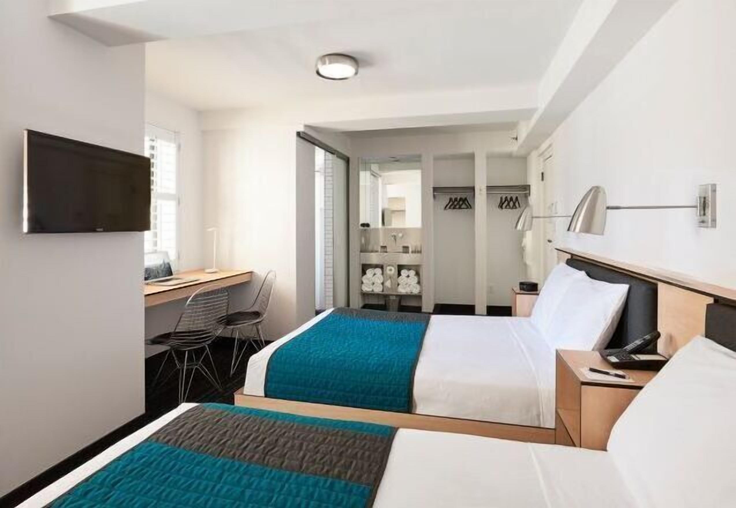 Roupas de cama premium, cofres nos quartos, escrivaninha