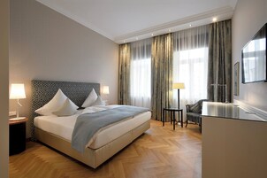 Suite, 1 cama king-size | Roupa hipoalergénica, minibar, cofre no quarto, secretária 