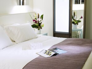 Quarto Clássico, 1 cama king-size | Roupa de alta qualidade, camas de colchão pillowtop 