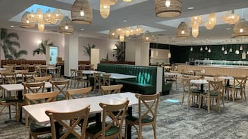 2 restaurantes, é servido café da manhã