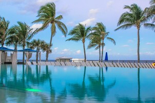 2 piscinas exteriores, guarda-sóis, espreguiçadeiras 