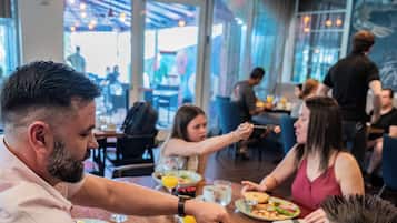 Café da manhã feito na hora todos os dias mediante uma taxa