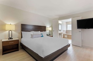 Suíte, 1 cama King, para não fumantes, banheira de hidromassagem | Cofres nos quartos, escrivaninha, espaço de trabalho para notebook