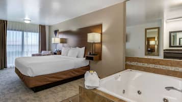 Quarto standard, 1 cama King, banheira de hidromassagem, vista para o lago | Escrivaninha, ferros/tábuas de passar roupa, berços grátis
