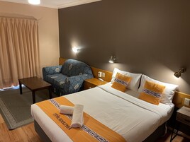 Quarto Standard, 1 cama queen-size | Ferro/tábua de engomar, Wi-fi grátis, roupa de cama fornecida