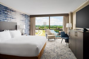 Quarto, 1 cama king-size, vista para o lago | Vista do quarto