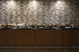 Pequeno-almoço preparado no momento diário (22.00 USD por pessoa) 