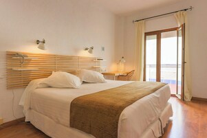 Frigobar, cofres nos quartos, escrivaninha, quartos à prova de som