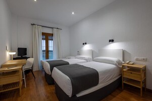 Quarto Triplo Standard | Minibar, cofre no quarto, secretária, quartos insonorizados 
