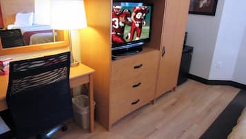Escrivaninha, cortinas blackout, Wi-Fi de cortesia, roupa de cama