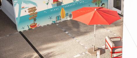Placa com tema praiano para uma 'Festa Pool Burgundy', com ilustrações de palmeiras, um guarda-sol de praia e uma prancha de surf.