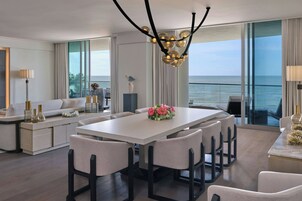 Katherine Klauber Suite, 2 Bedrooms, Non Smoking, Oceanfront | Minibar, cofre no quarto, cortinas/cortinados opacos 