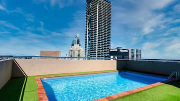 Piscina exterior, espreguiçadeiras