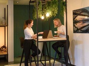 Serve café da manhã e jantar 