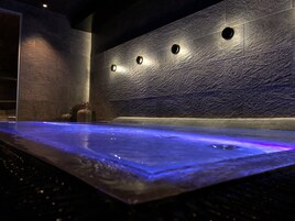 Banheira de hidromassagem interior