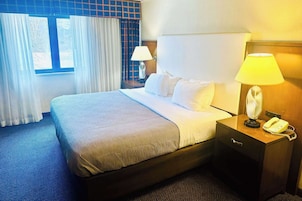 Cofre no quarto, secretária, ferro/tábua de engomar 