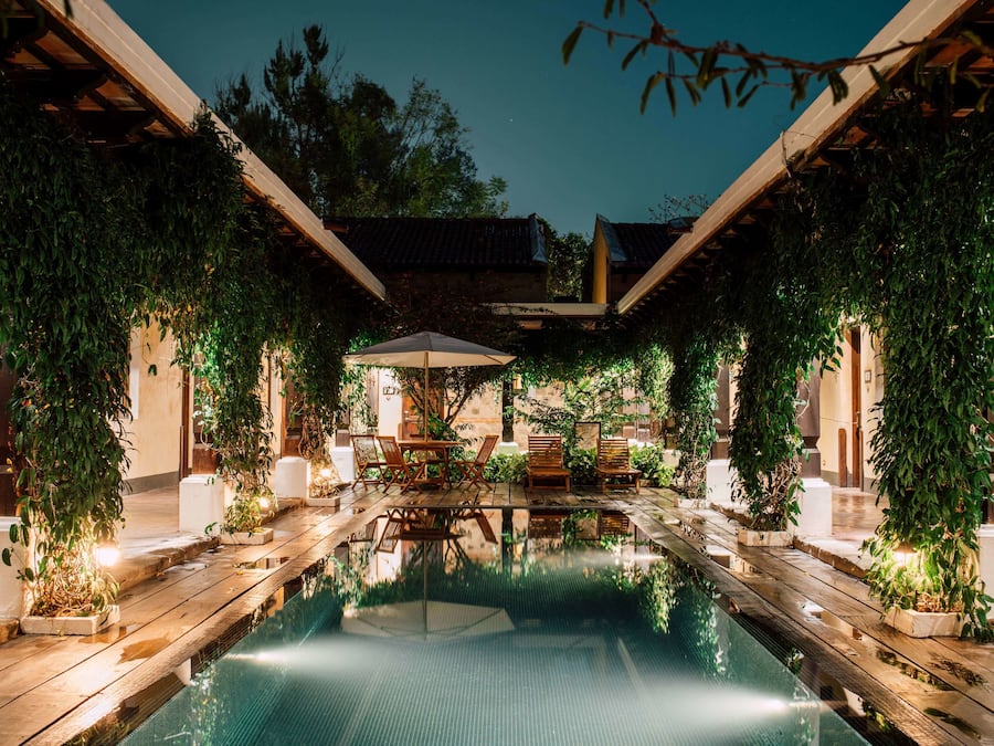 Piscina externa, guarda-sóis, espreguiçadeiras