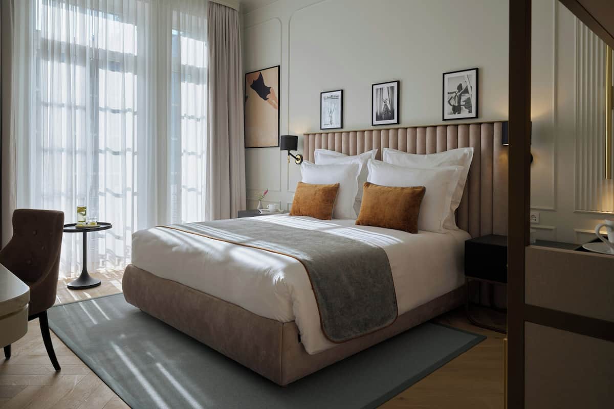 Signature Deluxe Double Room | Cofres nos quartos, escrivaninha, espaço de trabalho para notebook