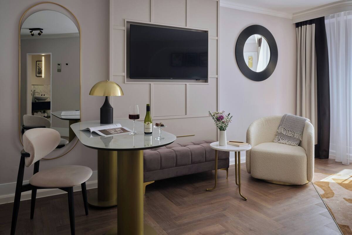 Select Executive Double Room | Cofres nos quartos, escrivaninha, espaço de trabalho para notebook