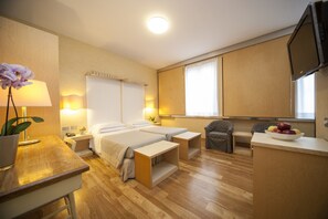 Roupa de alta qualidade, minibar, cofre no quarto, secretária 