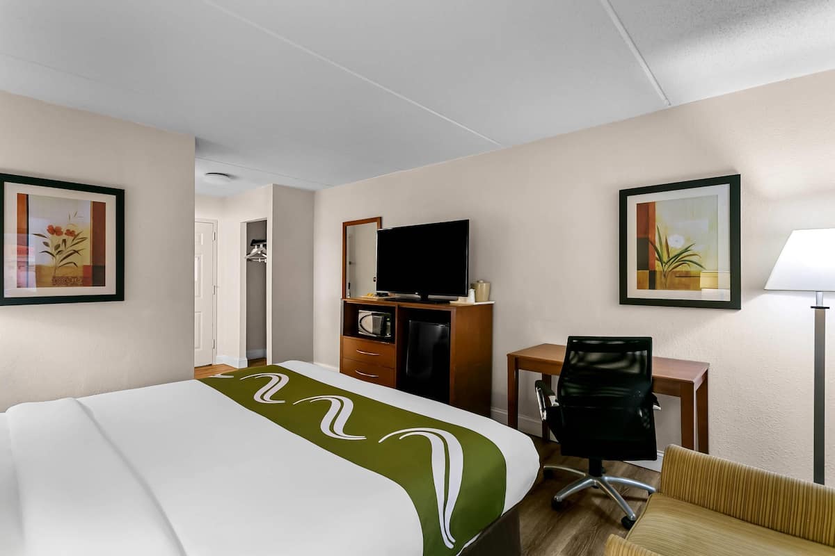 Escrivaninha, espaço de trabalho para notebook, cortinas blackout