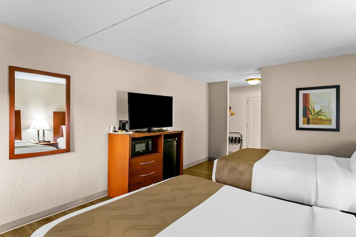 Escrivaninha, espaço de trabalho para notebook, cortinas blackout