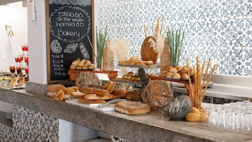 Pequeno-almoço tipo buffet diário (370 MXN por pessoa)