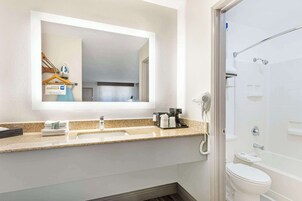 Quarto Standard, 2 camas queen-size, não fumadores | Casa de banho | Uma combinação polibã/banheira, artigos de higiene ecológicos 