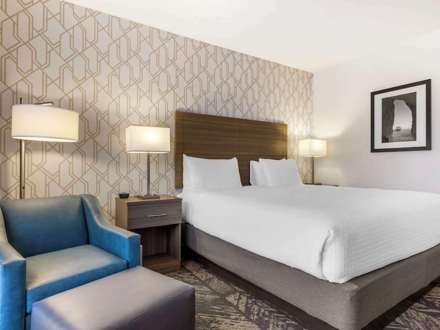 Camas de colchão pillowtop, cofre com capacidade para portátil