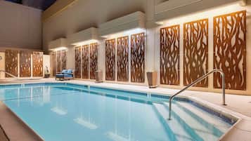 Piscina externa, funciona das 7h às 22h, espreguiçadeiras