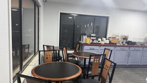 Café da manhã continental grátis todos os dias