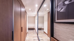 Minibar, cofre com capacidade para portátil, secretária