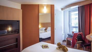 Quarto standard, 2 camas de solteiro | Cofres nos quartos, escrivaninha, espaço de trabalho para notebook