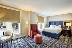 Roupa hipoalergénica, edredões de penas, cofre no quarto, secretária