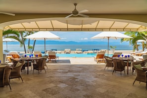 Culinária internacional, vistas para a piscina