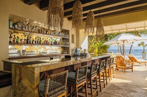 Culinária internacional, vistas para a piscina 