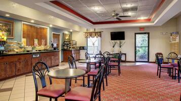 Pequeno-almoço tipo buffet incluído