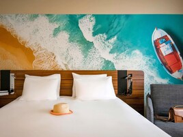 Quarto clássico, várias camas | Roupas de cama premium, frigobar, cofres nos quartos, escrivaninha