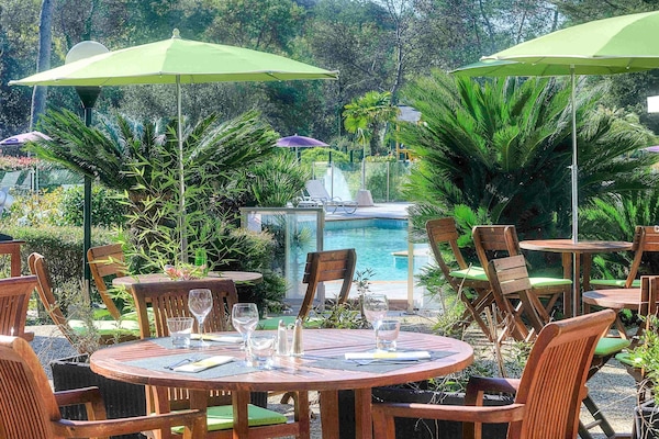 Pequenos-almoços, almoços, jantares servidos, cozinha francesa