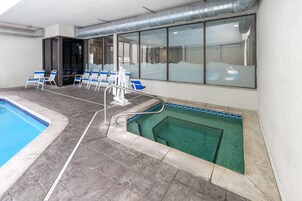 Piscina interior, piscina exterior 