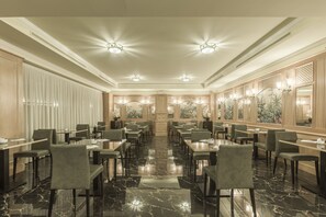 Café da manhã, almoço e jantar