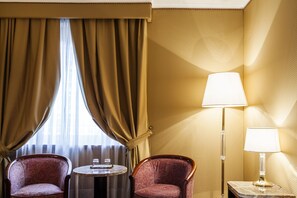 Quarto luxo, 2 camas de solteiro | 1 quarto, roupas de cama premium, edredons de pluma, frigobar