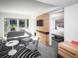 Frigobar, cofres nos quartos, escrivaninha, cortinas blackout