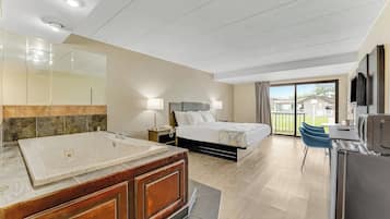 Quarto romântico, 1 cama King, para fumantes, banheira de hidromassagem | 1 quarto, escrivaninha, ferros/tábuas de passar roupa, Wi-Fi de cortesia