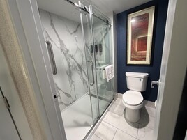 Produtos de toalete de grife, secador de cabelo, toalhas de banho