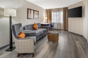 Suite, 1 cama king-size, acessível, banheira (Pet Friendly;with Sofabed) | Roupa hipoalergénica, cofre no quarto, secretária 