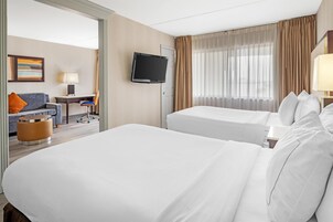 Suite, 2 camas de casal, não fumadores (with Sofabed) | Roupa hipoalergénica, cofre no quarto, secretária